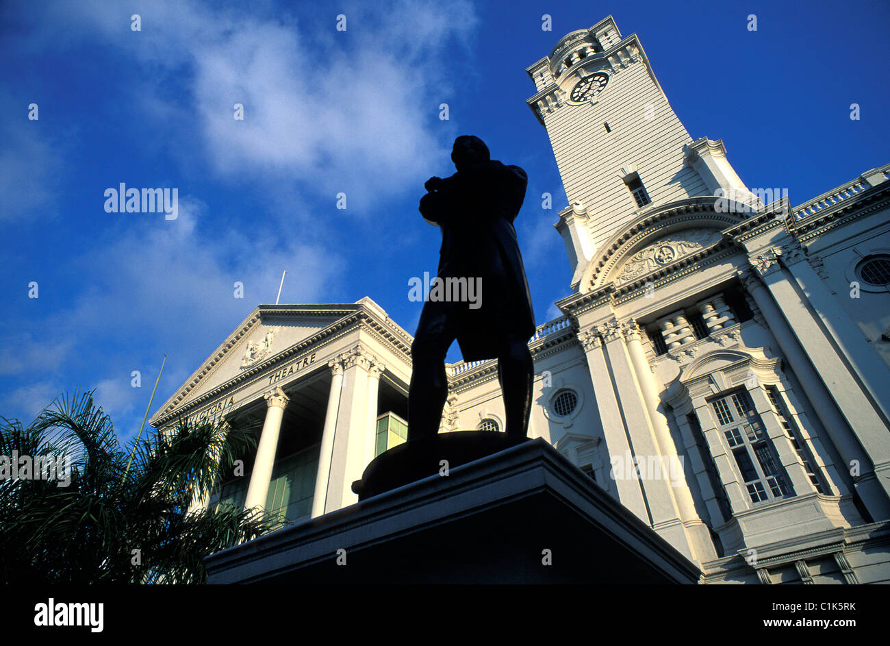 Singapore, Victoria Theatre, statue of Sir Raffles Stock Photo - Alamy