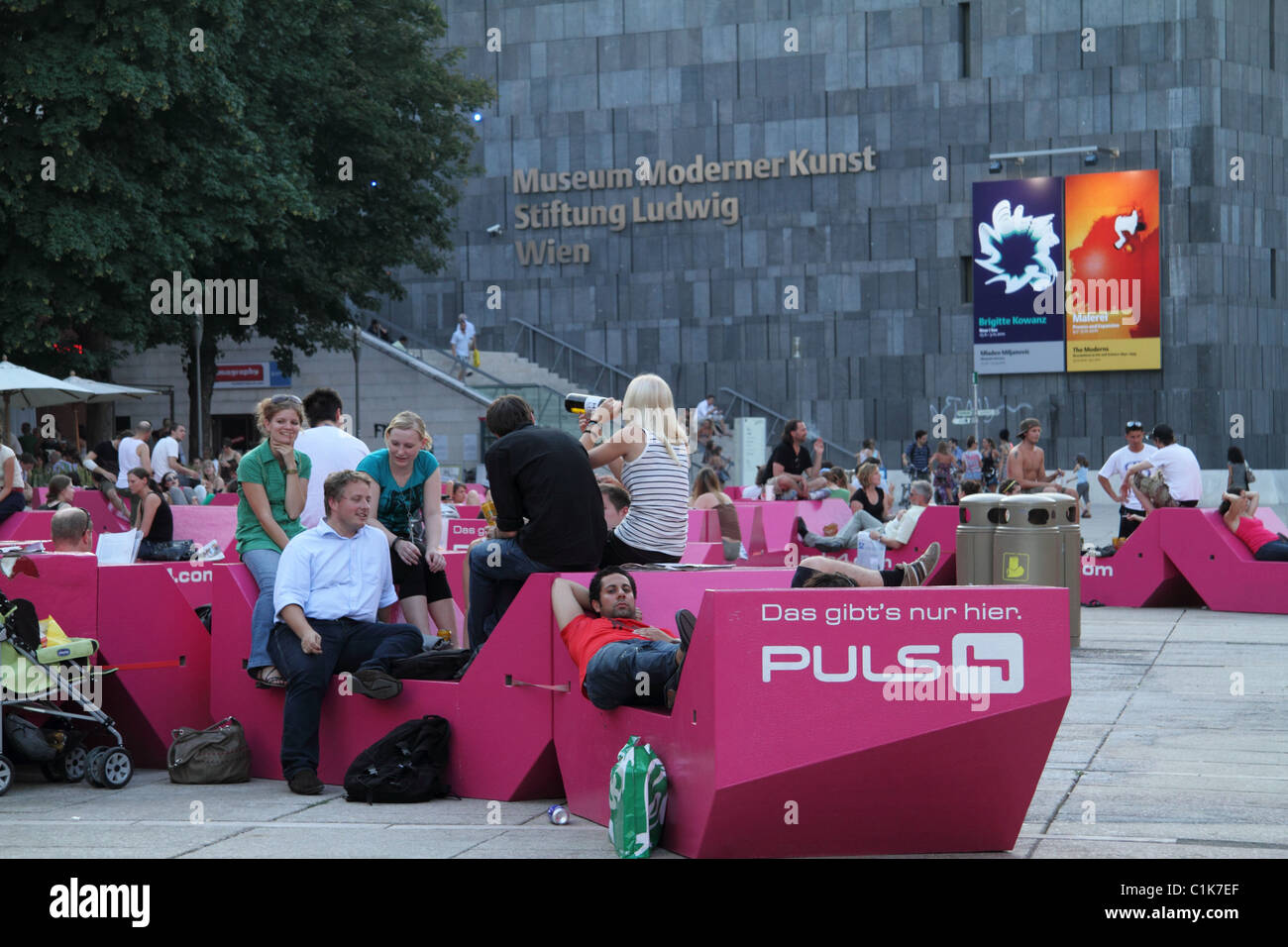 Outside museum hi-res stock photography and images - Alamy