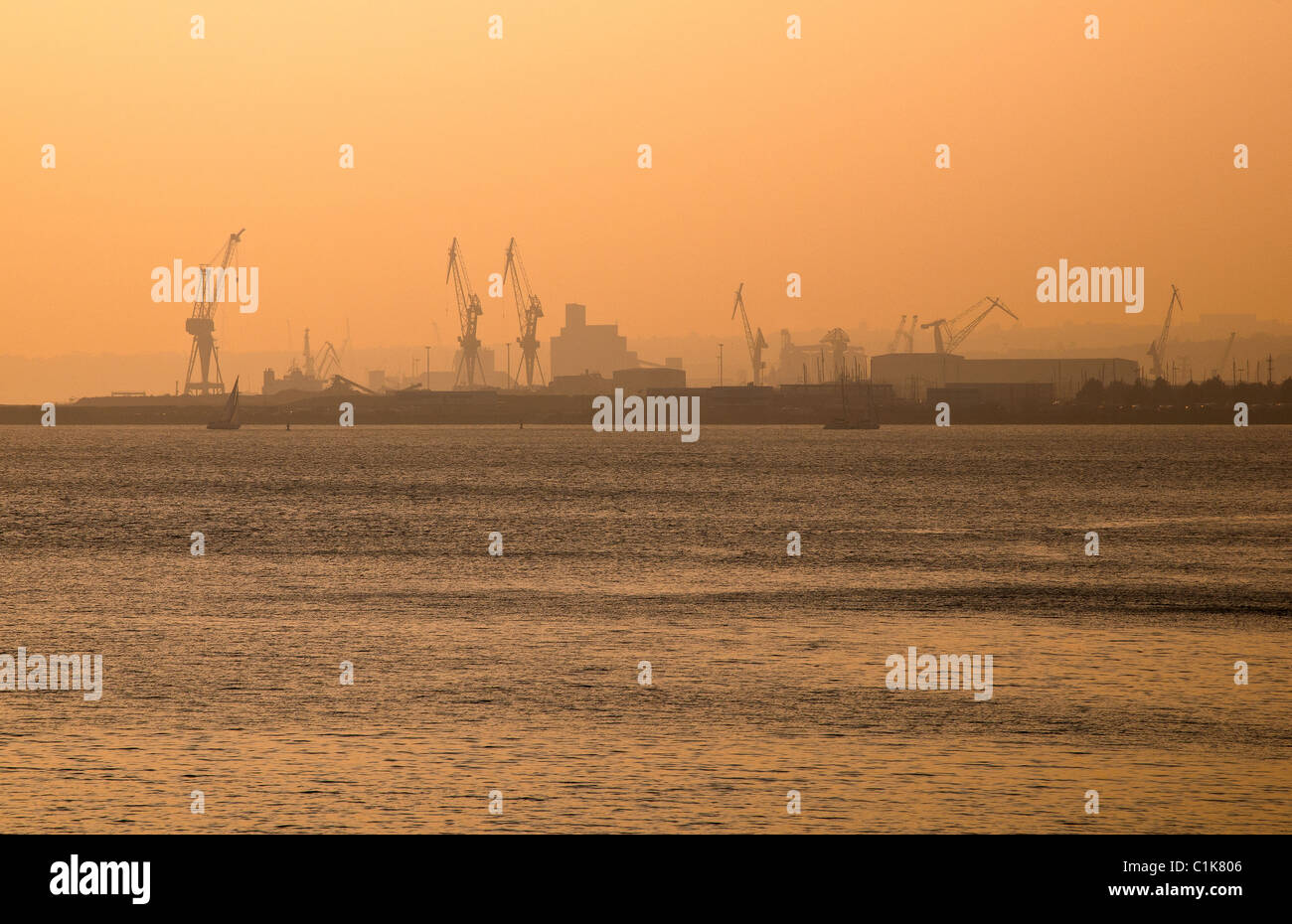 Port commercial de Brest et les installations portuaires t vues depuis ...