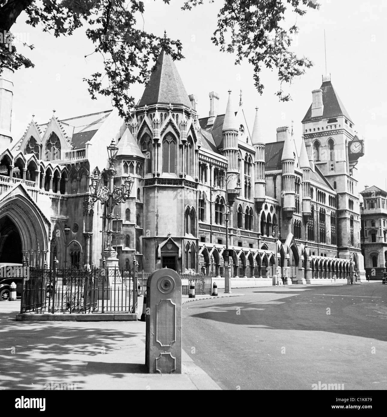 London, 1950s. The buildings of the Law Courts at Temple Stock Photo ...