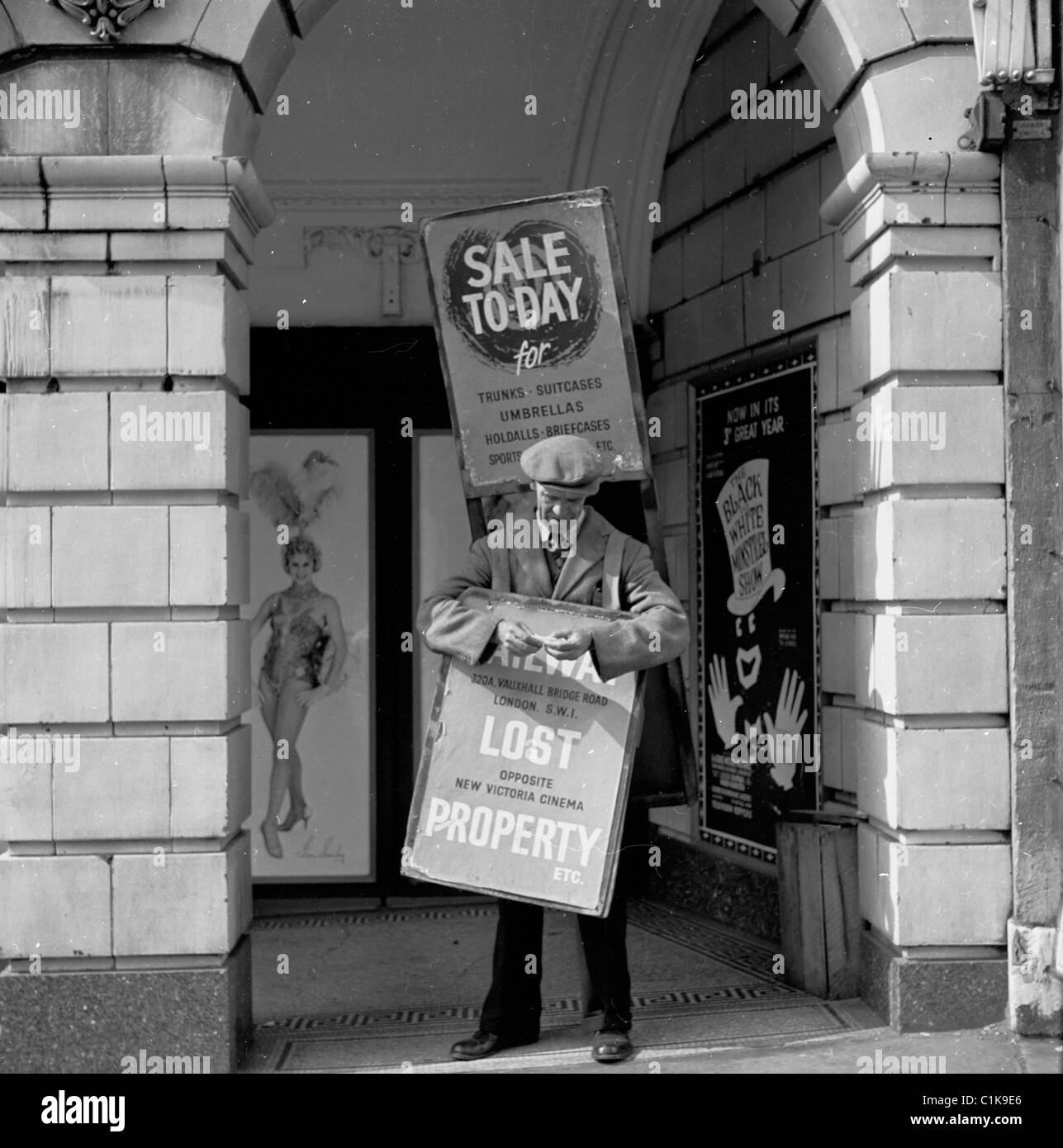 1960s. Historical picture by J Allan Cash of a man wearing a flat cap ...
