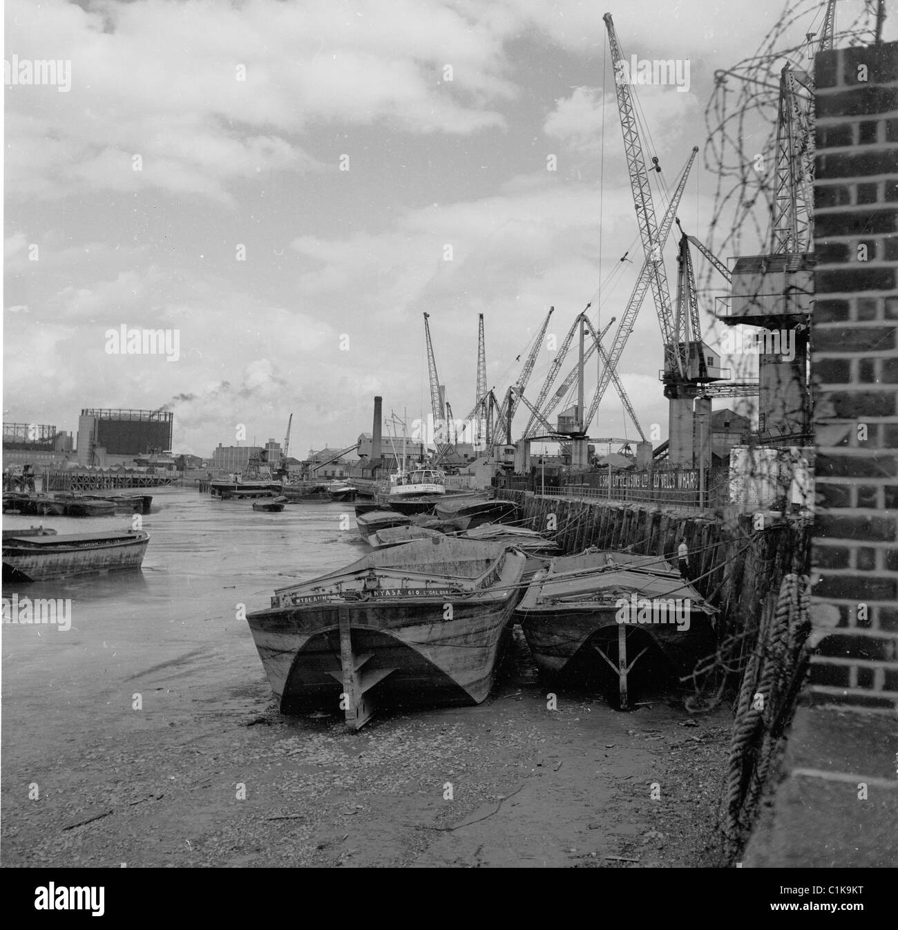 Docks london 1950's hi-res stock photography and images - Alamy