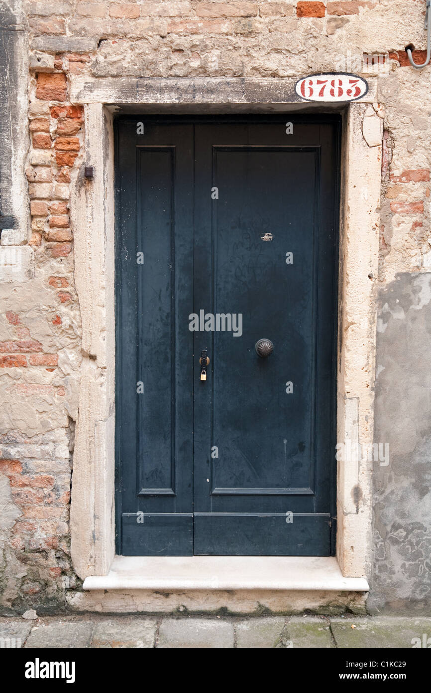 Italian doorway hi-res stock photography and images - Alamy