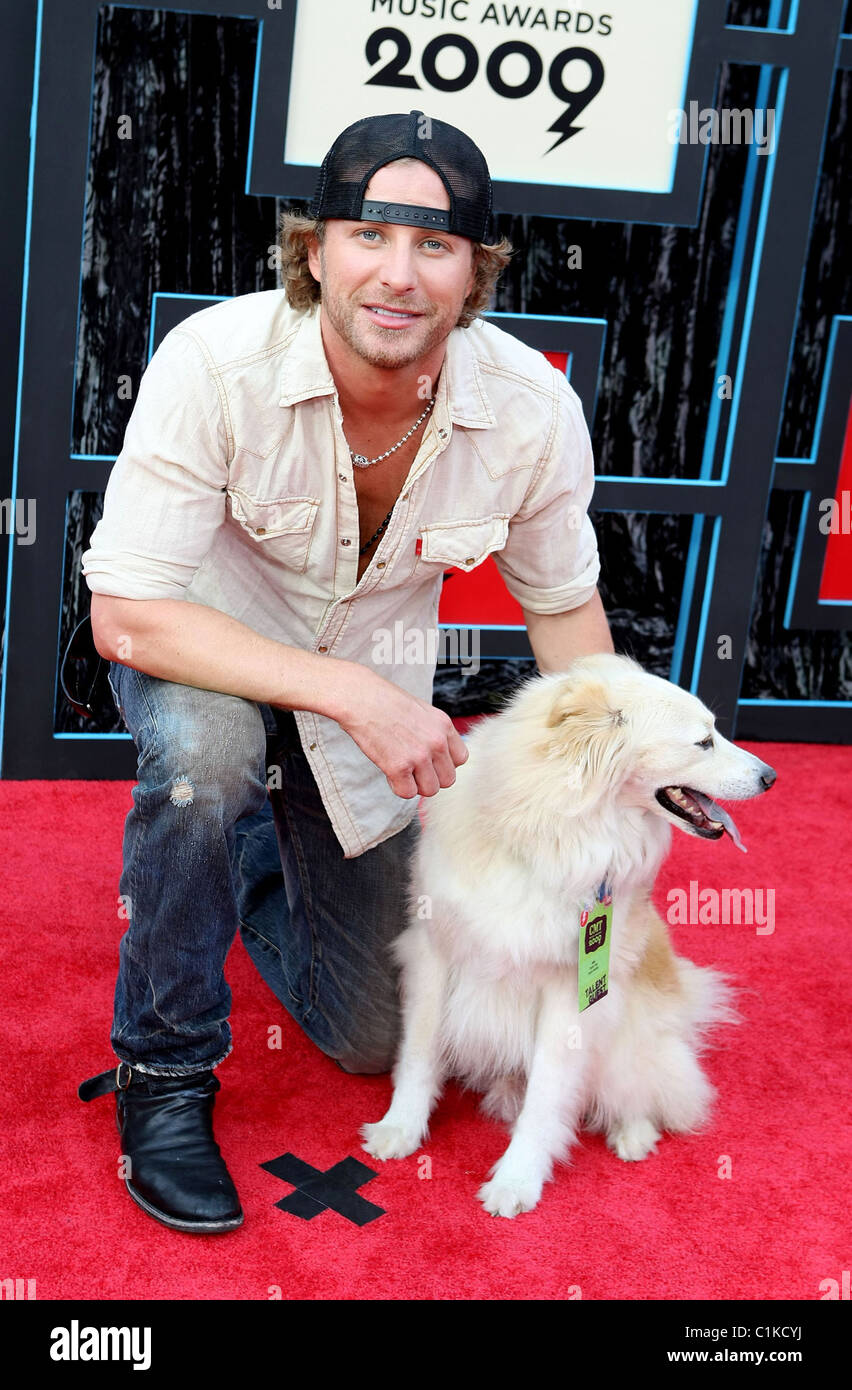 Dierks Bentley with Jake 2009 CMT Music Awards held at The Sommet ...