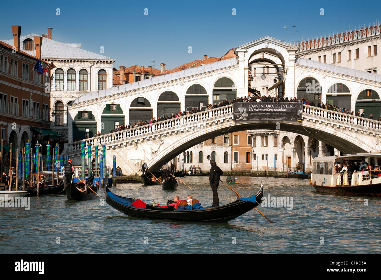 Canal bridge gondola hi-res stock photography and images - Alamy