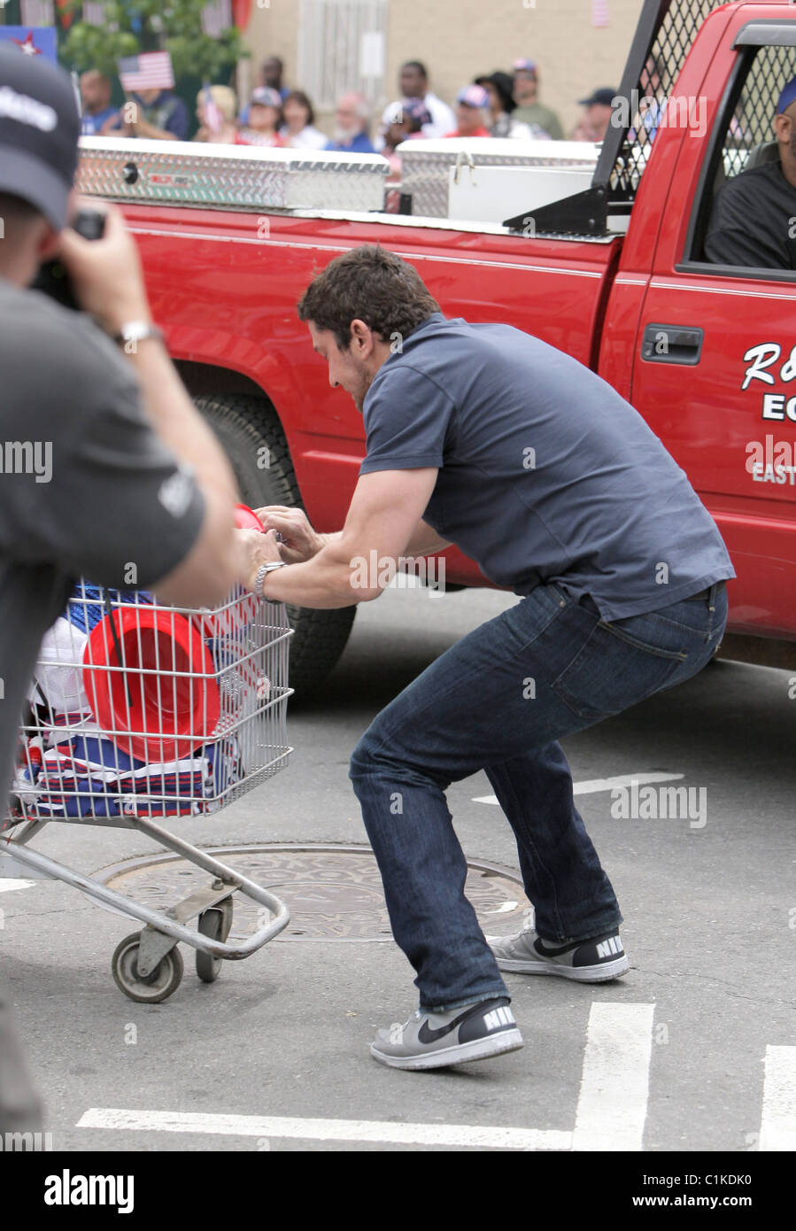 Gerard Butler on the set of 'The Bounty Hunter' filming a fight scene ...