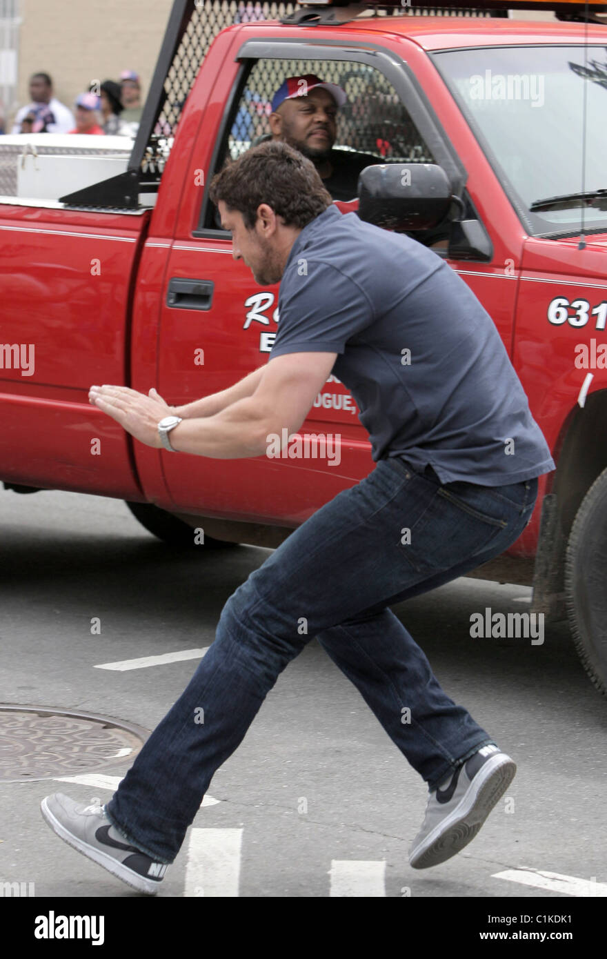 Gerard Butler on the set of 'The Bounty Hunter' filming a fight scene ...