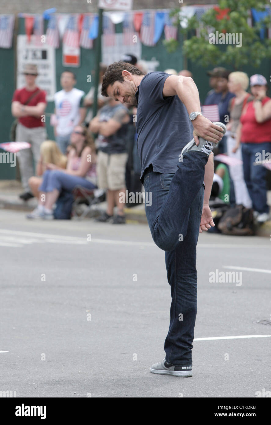 Gerard Butler on the set of 'The Bounty Hunter' filming a fight scene ...