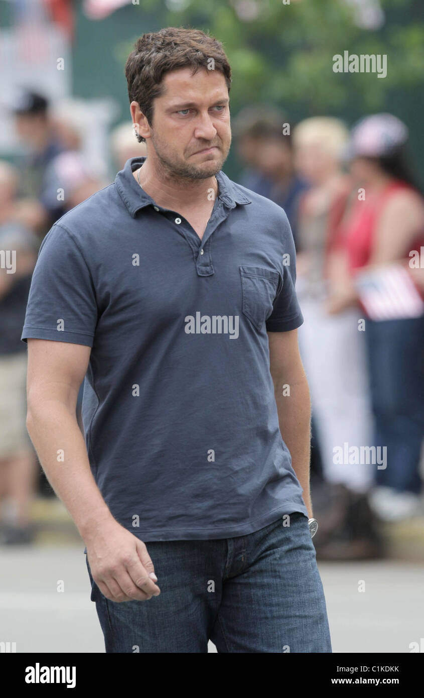 Gerard Butler on the set of 'The Bounty Hunter' filming a fight scene ...