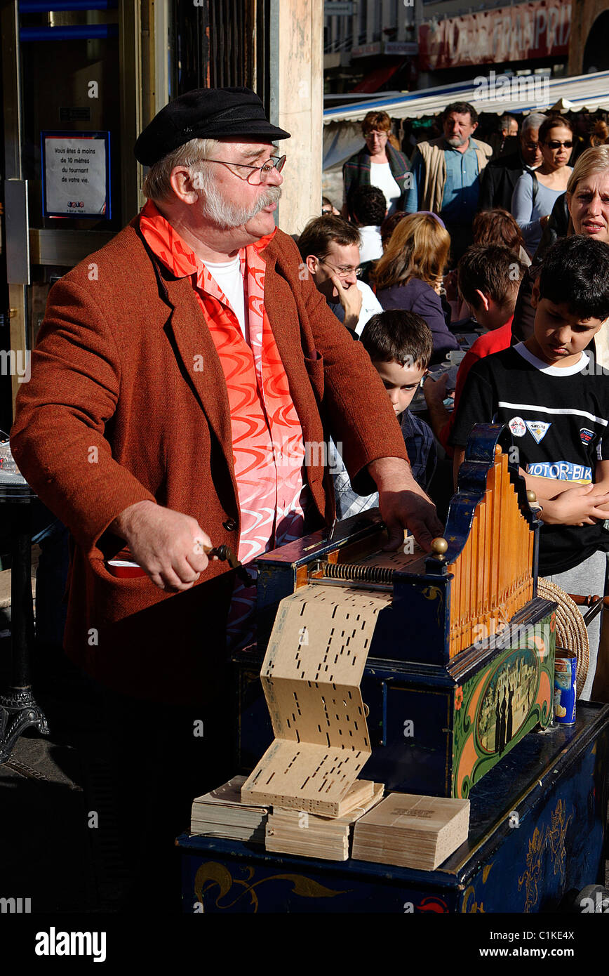 Singer paris hi-res stock photography and images - Alamy