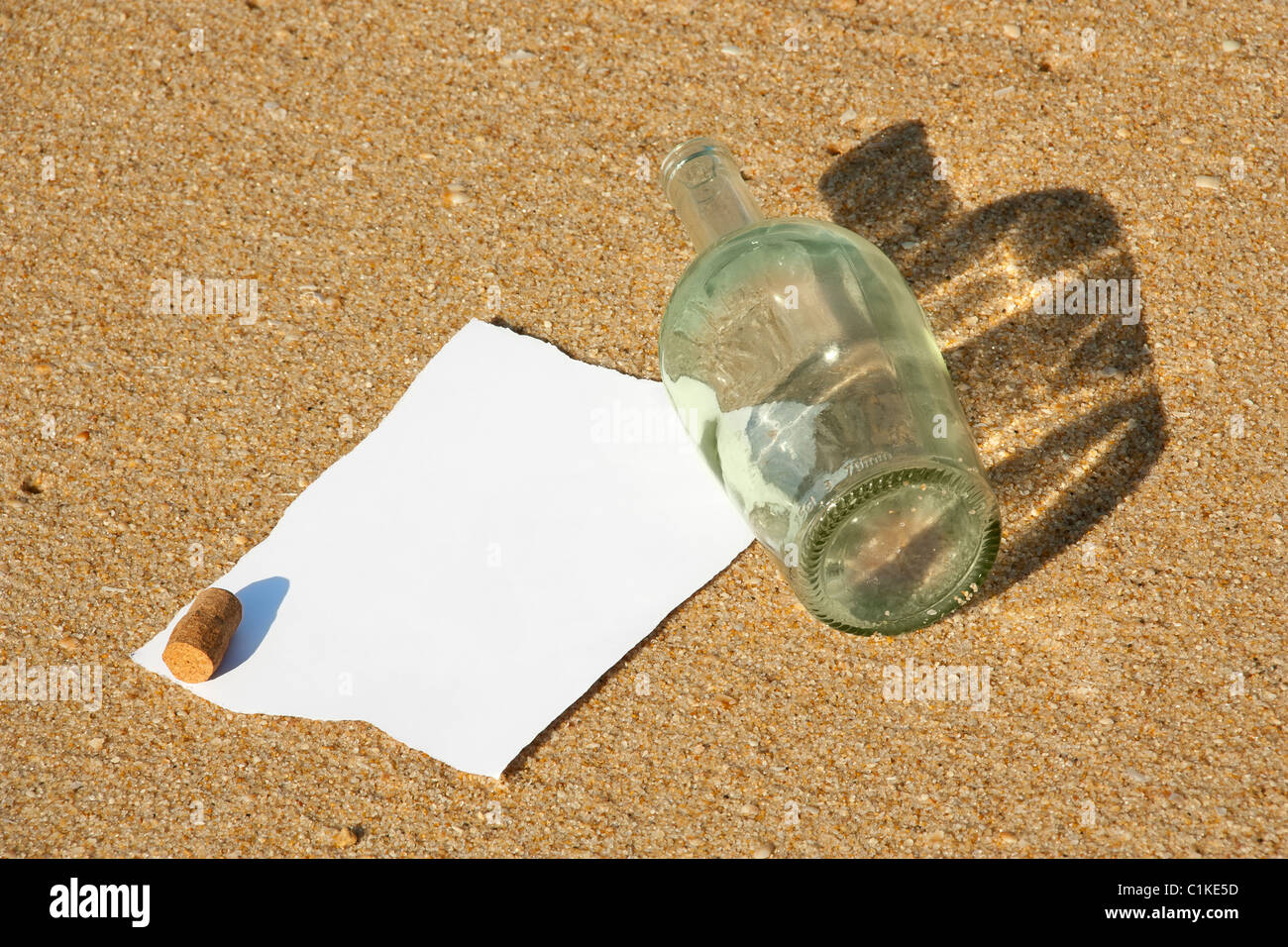 Note in bottle hi-res stock photography and images - Alamy