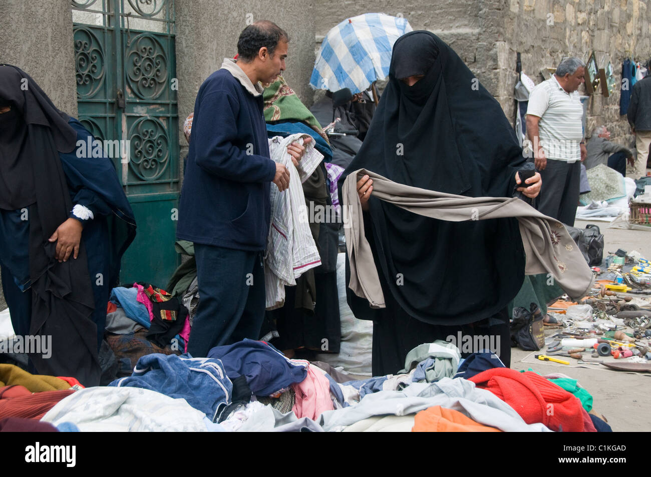 Burqa And Shopping Stock Photos & Burqa And Shopping Stock Images - Alamy