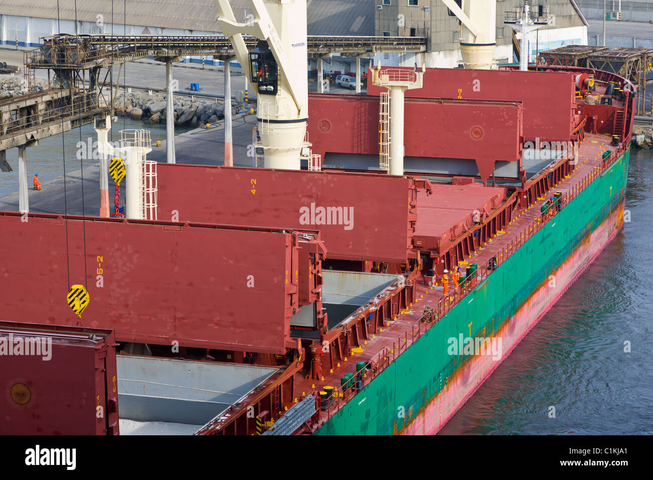 Cargo ship docked puerto hi-res stock photography and images - Alamy