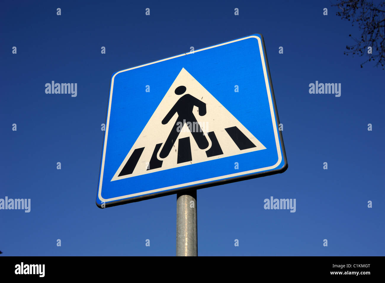 Crossing signage hi-res stock photography and images - Alamy