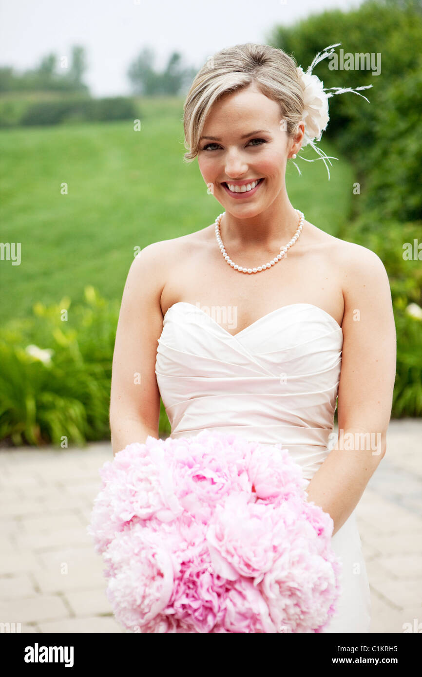 Portrait young bride pearl hi-res stock photography and images - Alamy