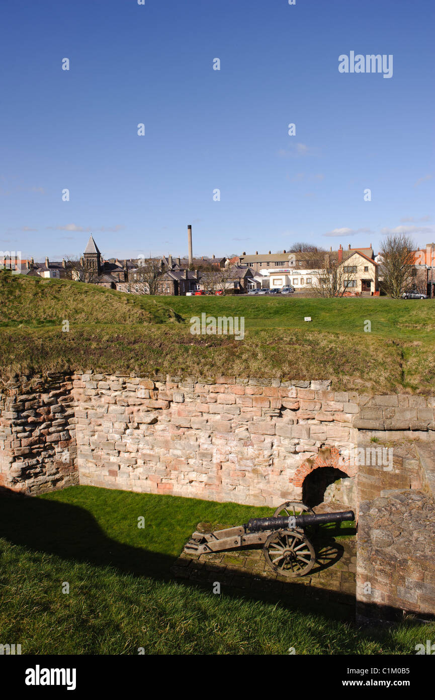 Canon and Wall fortifications, border town Stock Photo - Alamy