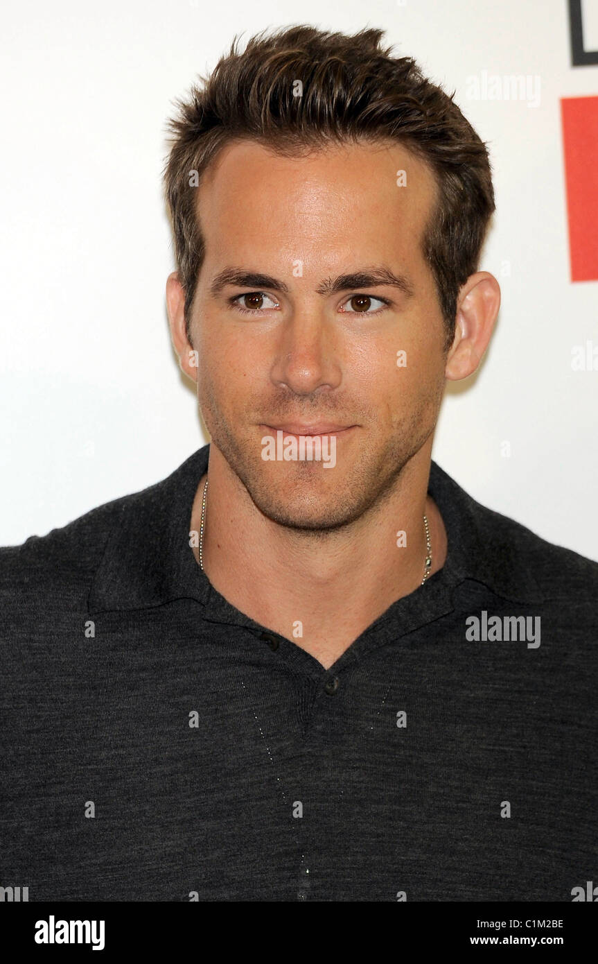 Ryan Reynolds attends a photocall for the movie 'The Proposal' held at ...