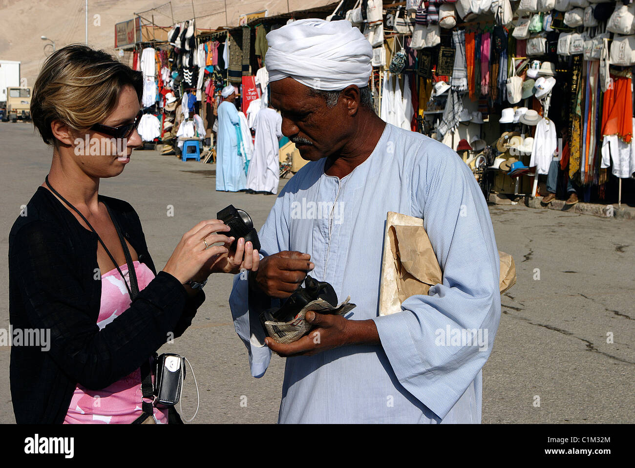 Egypt, Luxor, Upper Egypt, bargaining in the souk of Hatchepsout temple ...