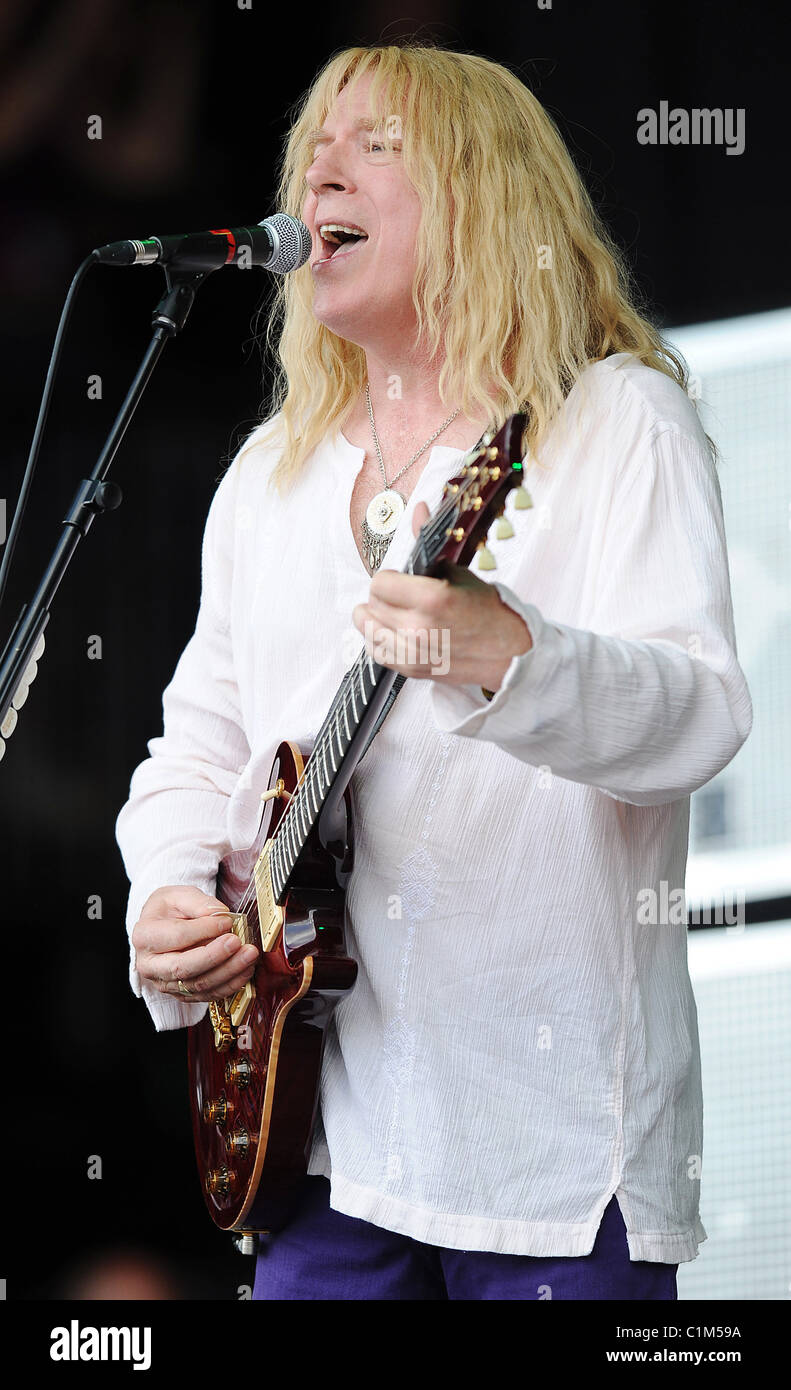 Spinal Tap performing live at 2009 Glastonbury Festival - Day 2 ...