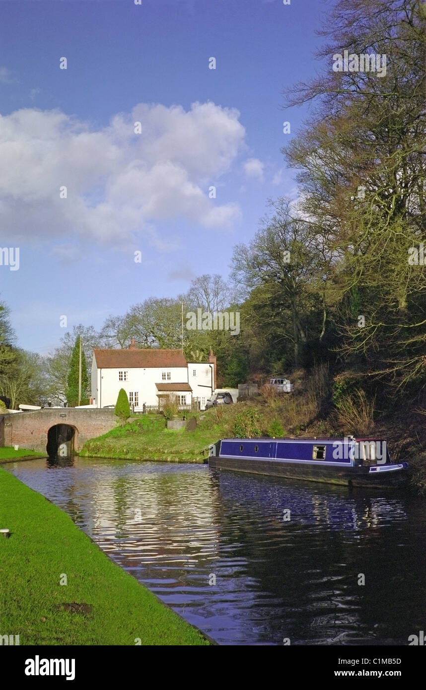 Hyde Lock Keepers Cottage on the Staffordshire and Worcestershire Canal ...