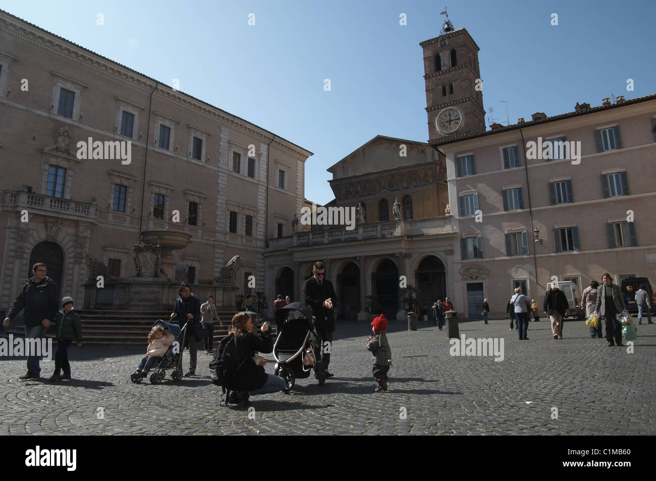 Family tourists sightseeing in rome hi-res stock photography and images ...