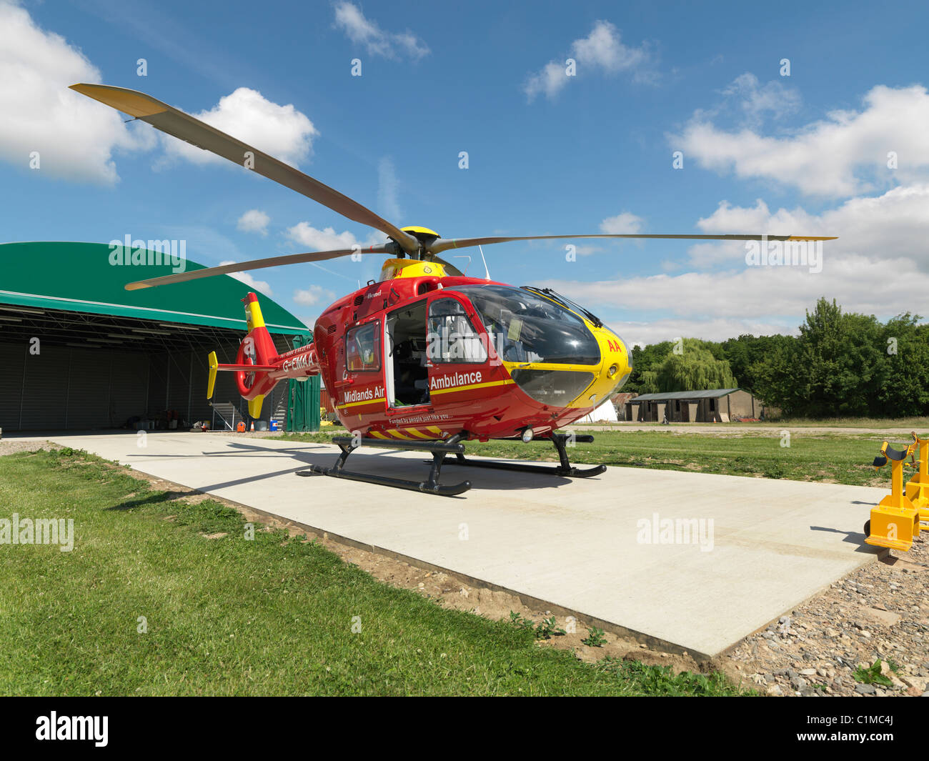 Red ambulance hi-res stock photography and images - Alamy
