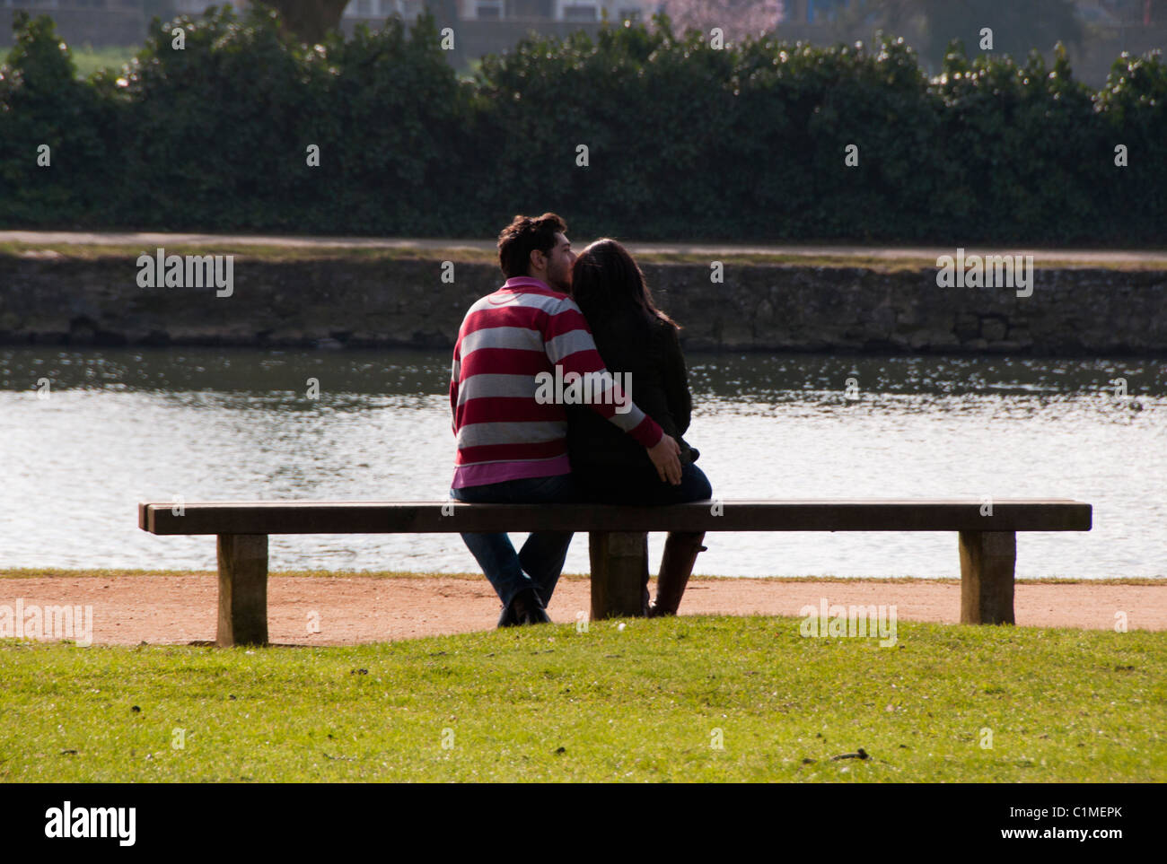 Romantic couple on bench Stock Photo - Alamy