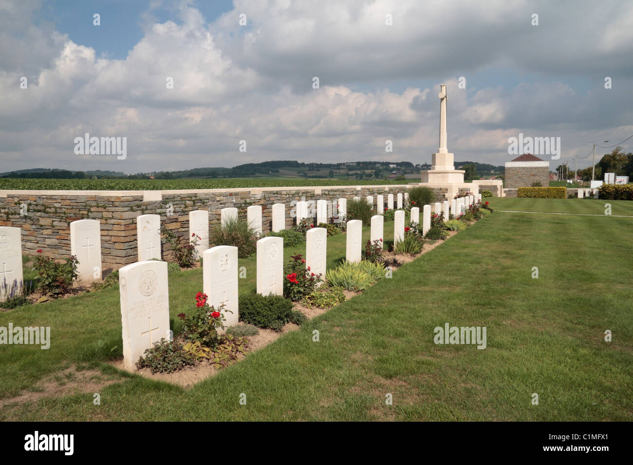 Lines of headstones hi-res stock photography and images - Alamy