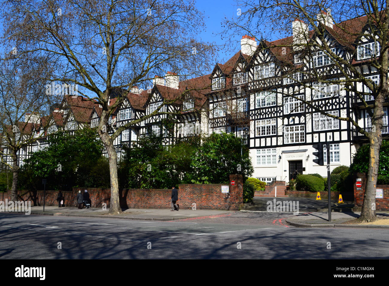 Tudor houses hi-res stock photography and images - Alamy
