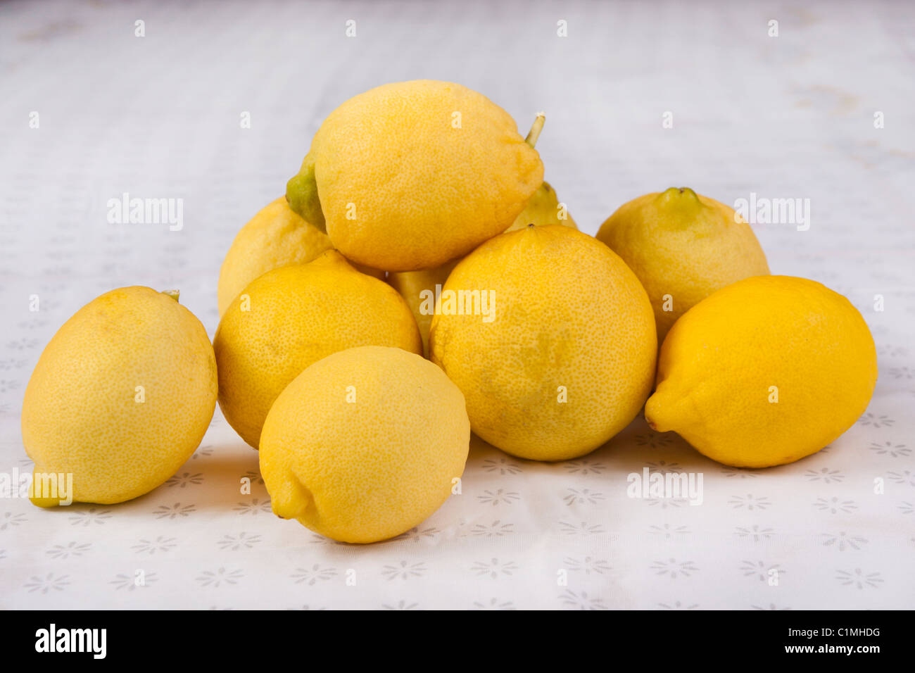 Close view of a bunch of lemons on top of a table Stock Photo - Alamy