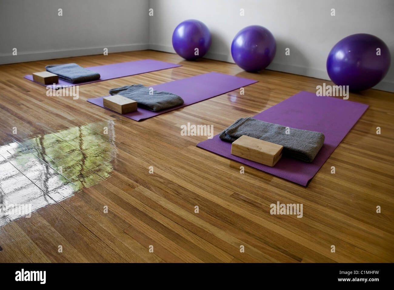 Yoga ball classroom hi-res stock photography and images - Alamy