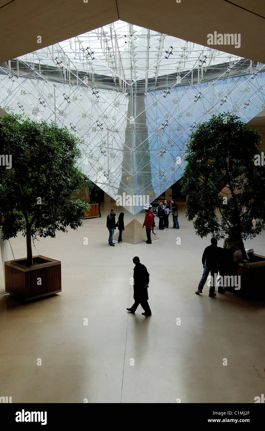 Inverted pyramid louvre hi-res stock photography and images - Alamy