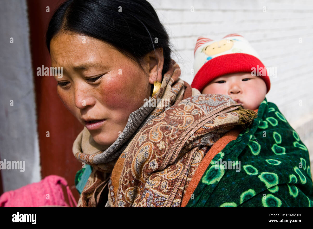 Tibetan faces hi-res stock photography and images - Alamy