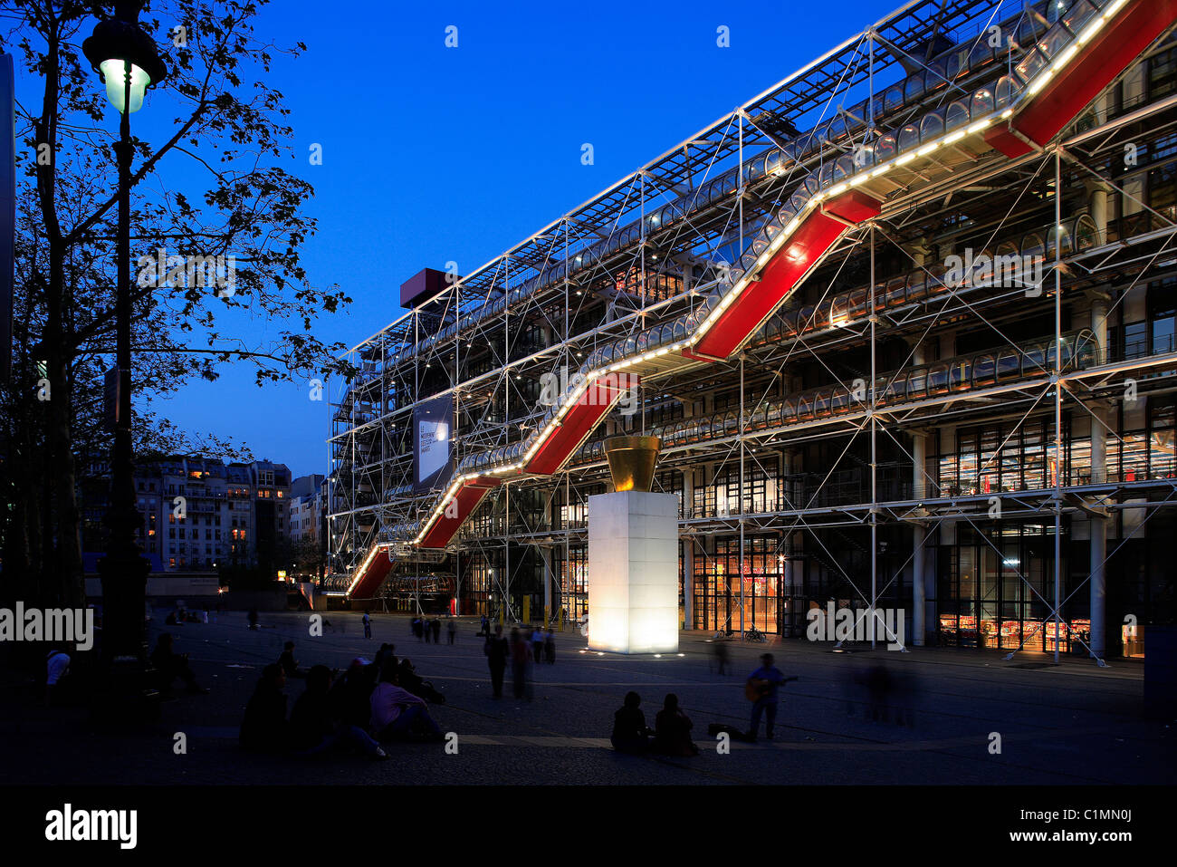 Centre georges pompidou at night hi-res stock photography and images ...