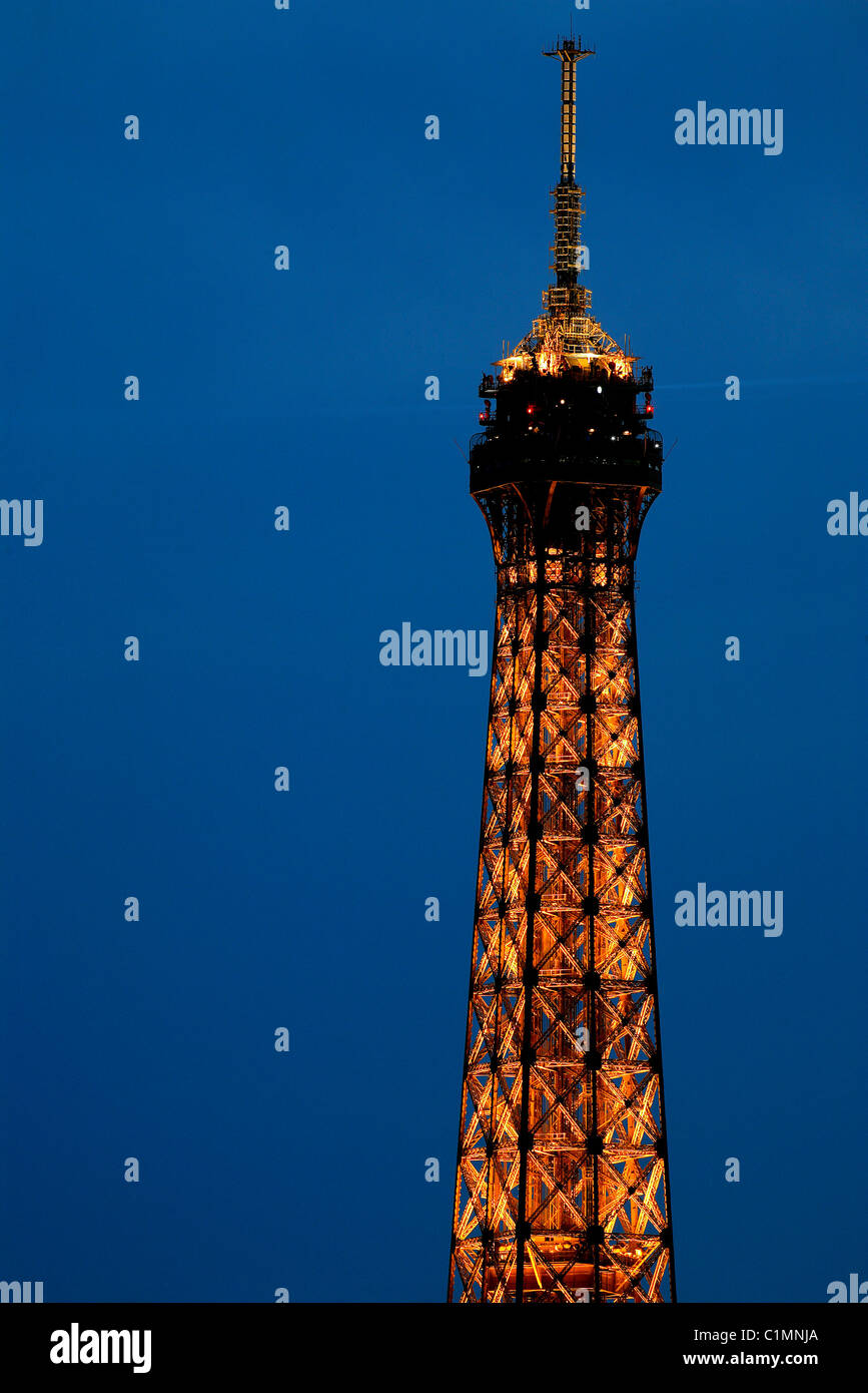 France, Paris, the Eiffel Tower illuminated (© SETE-Illuminations ...