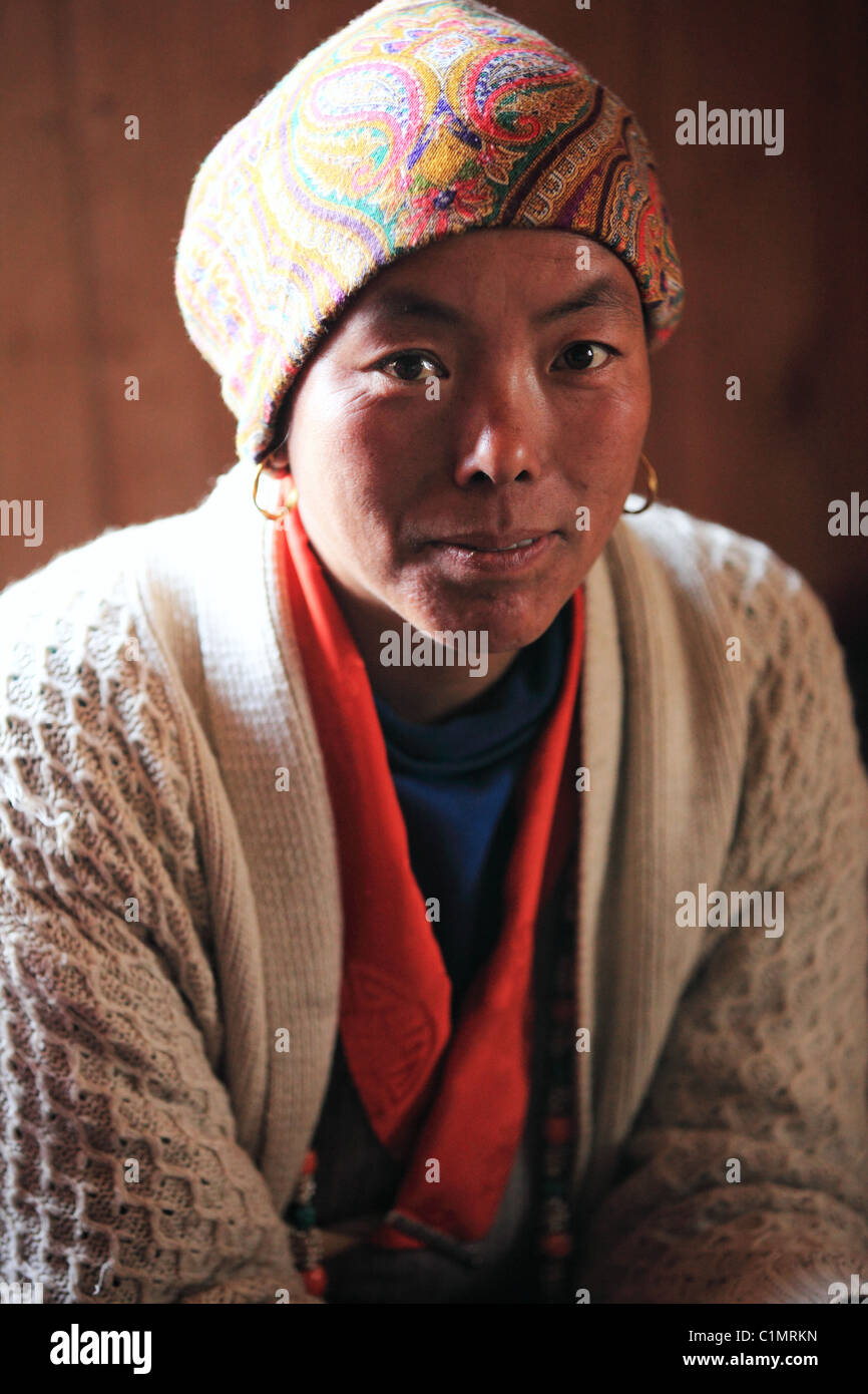 Nepali woman in the Himalaya Nepal Stock Photo - Alamy