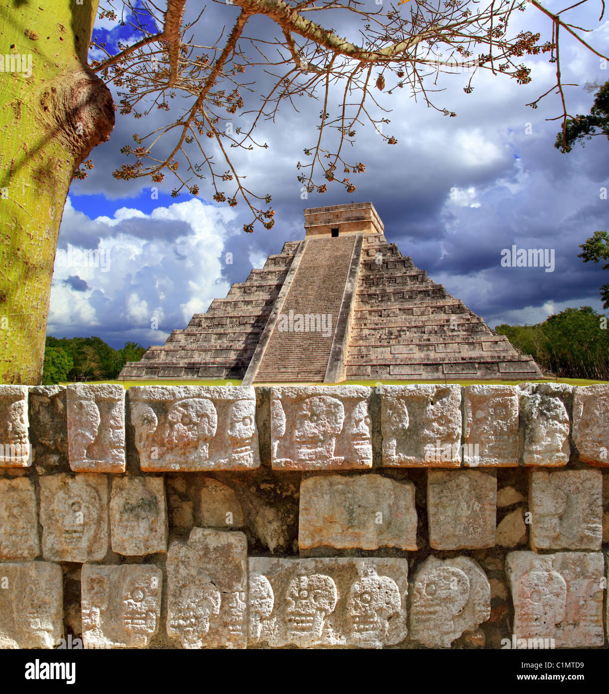 Chichen Itza Tzompantli the Wall of Skulls and Kukulkan pyramid El ...