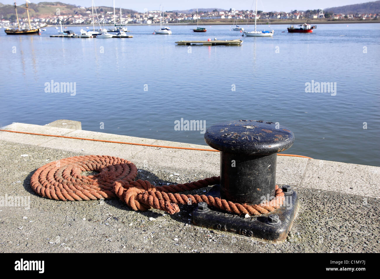 A mooring capstan on the quayside at Conwy harbour, North Wales Stock ...