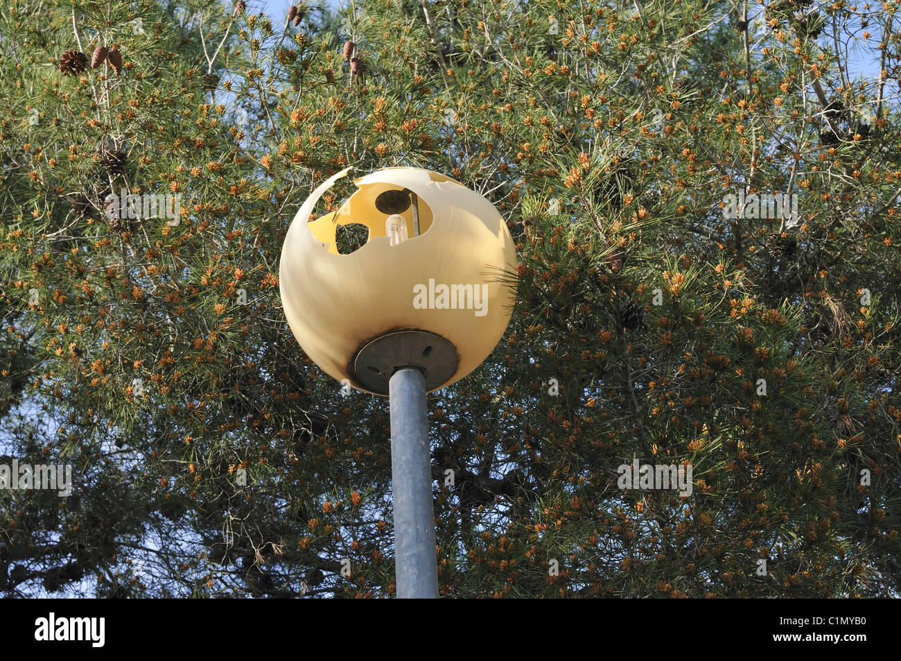 Broken street light Stock Photo - Alamy