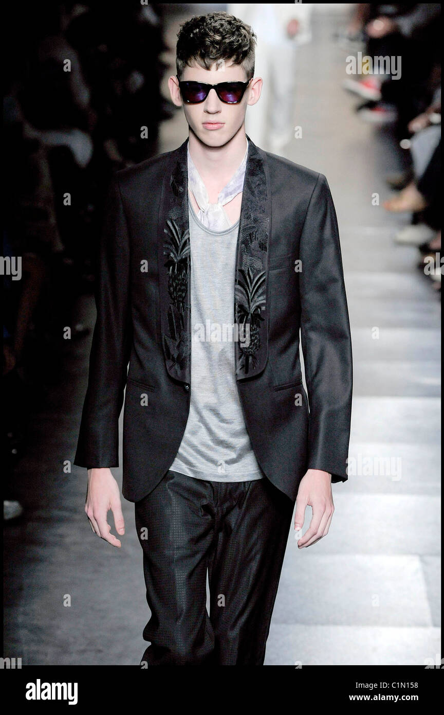 Model Paris Fashion Week Menswear Spring/Summer 2010 - Paul Smith ...