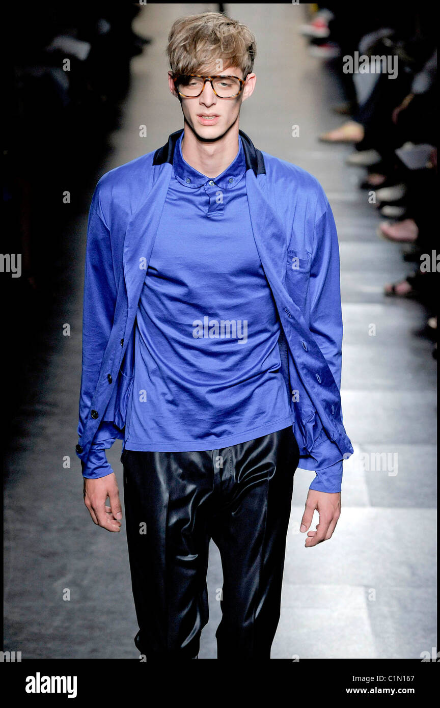 Model Paris Fashion Week Menswear Spring/Summer 2010 - Paul Smith ...