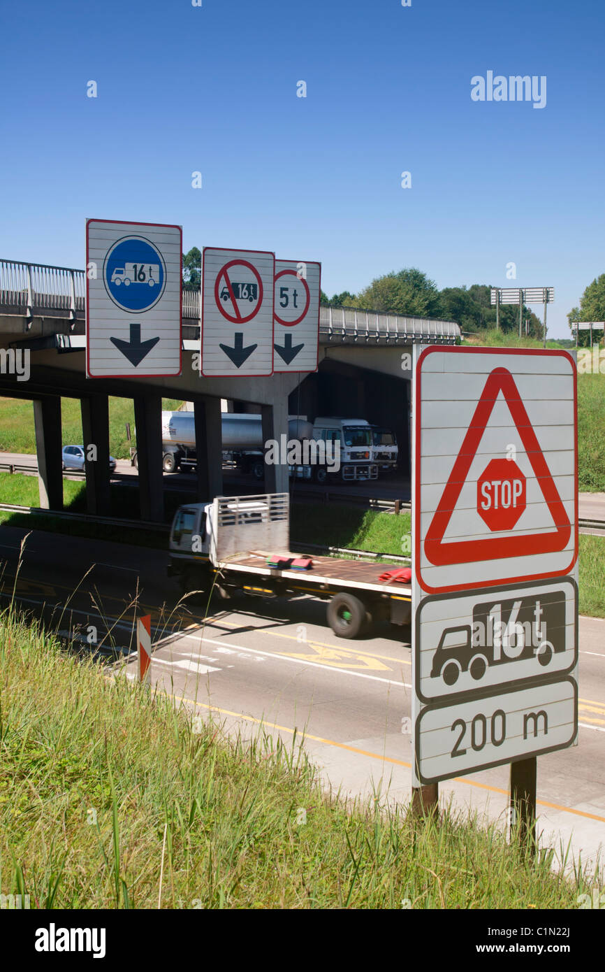 Highway traffic control on the N3 at the start of steep, dangerous ...