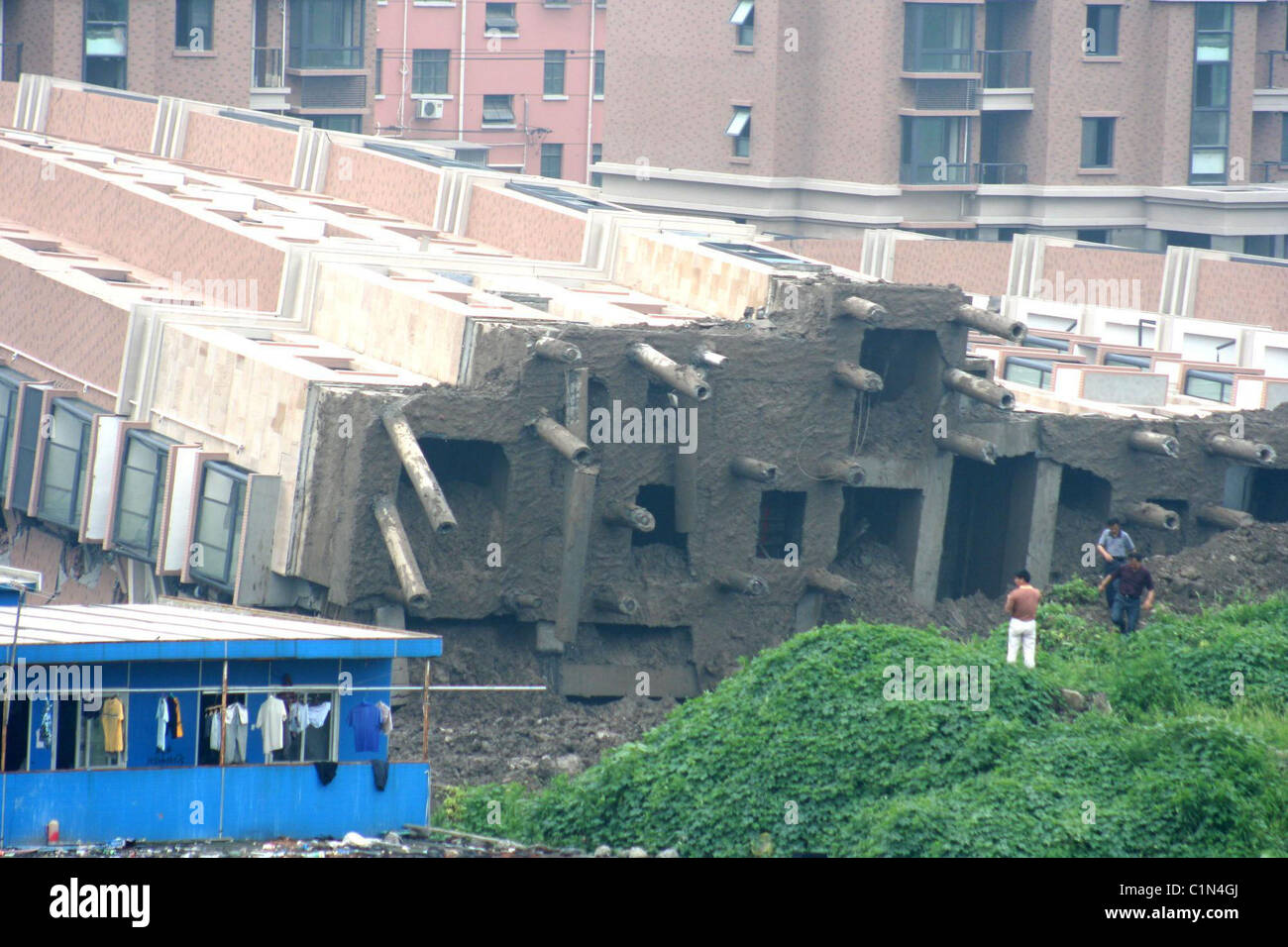Apartment complex collapses in hi-res stock photography and images - Alamy