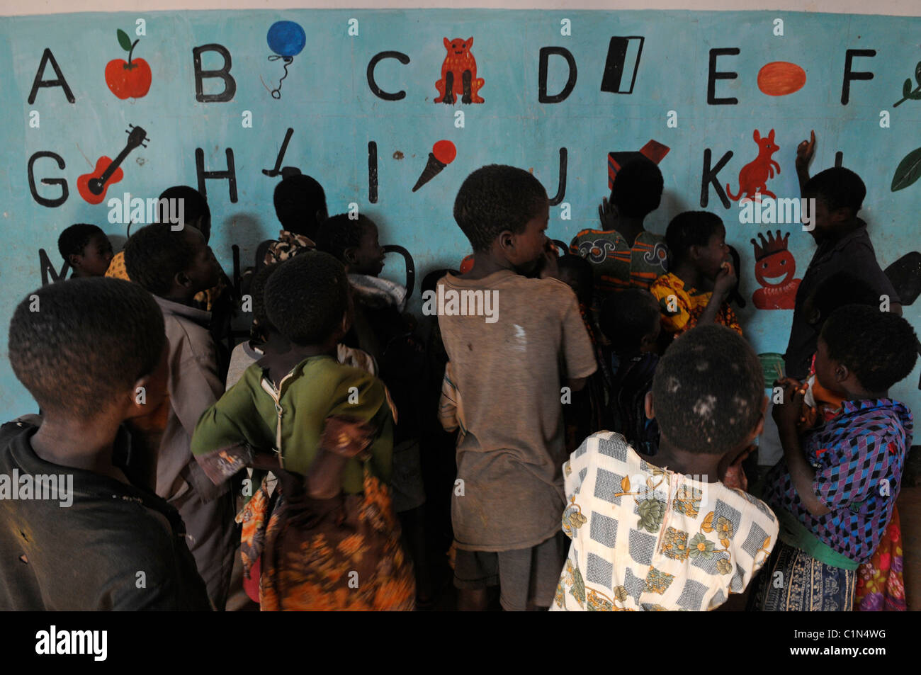 Poor african classroom hi-res stock photography and images - Alamy