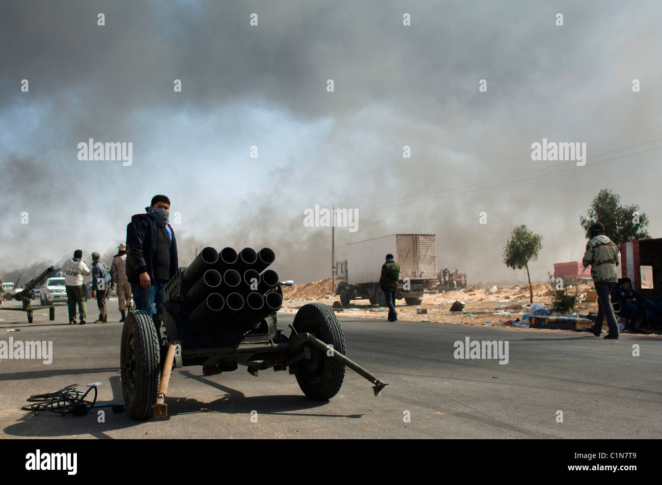 Rebel mans rocket launcher in defence of Ras Lanuf Stock Photo - Alamy