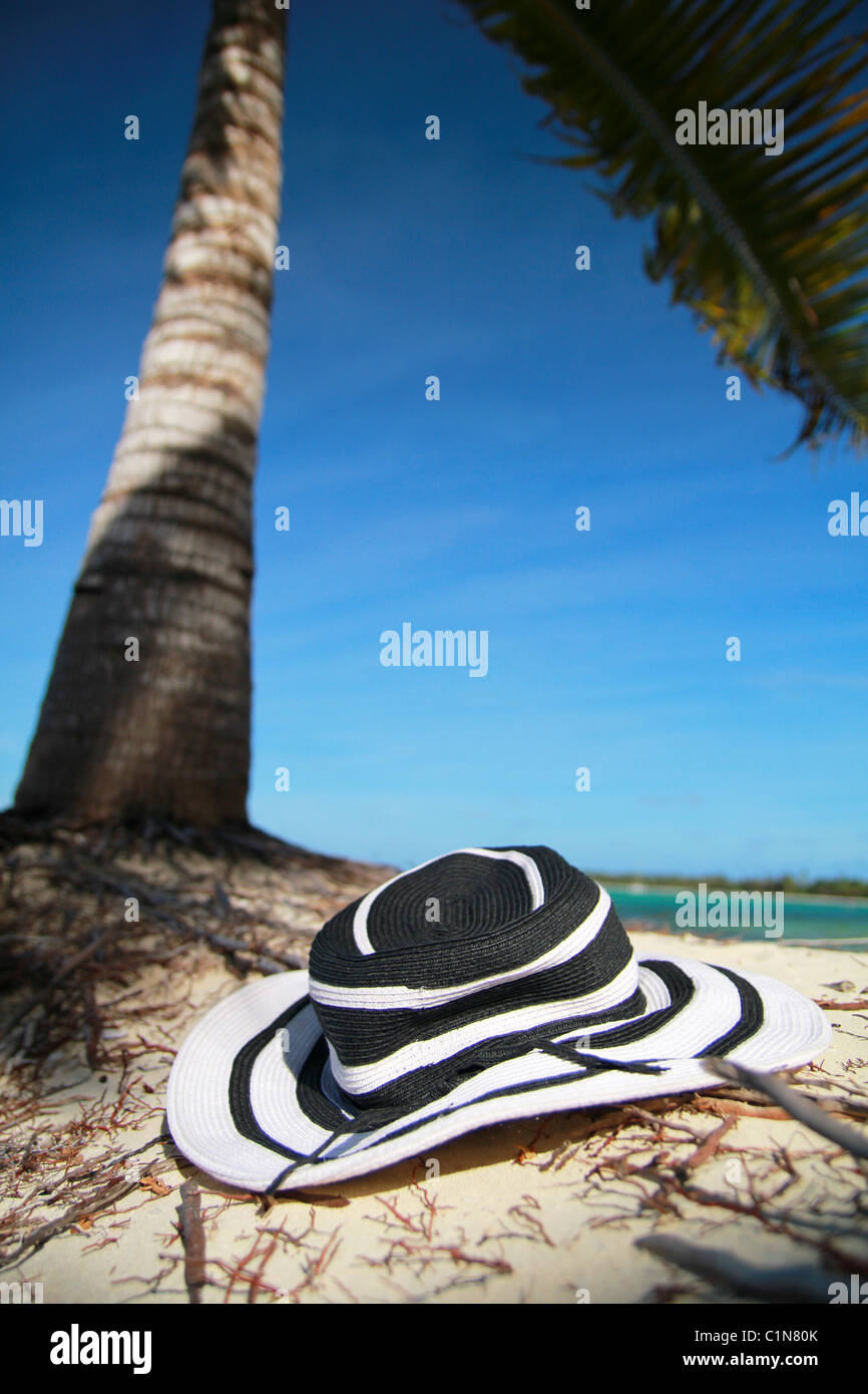 Sun hat on tropical beach Stock Photo - Alamy