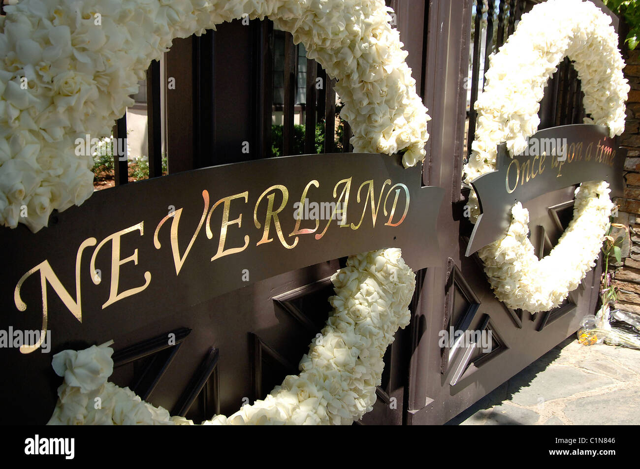 Tributes are left by fans at Michael Jackson's Neverland Valley Ranch ...