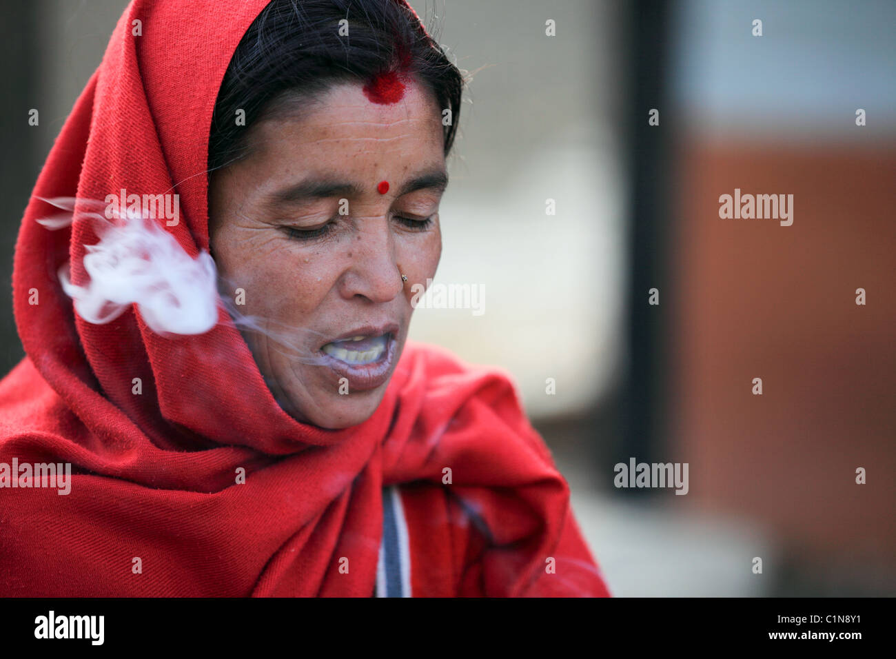 Beedi cigarette smoke cigarettes hi-res stock photography and images ...