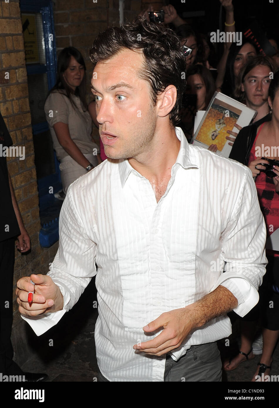 Jude Law is swamped by a huge number of fans wanting his picture and ...