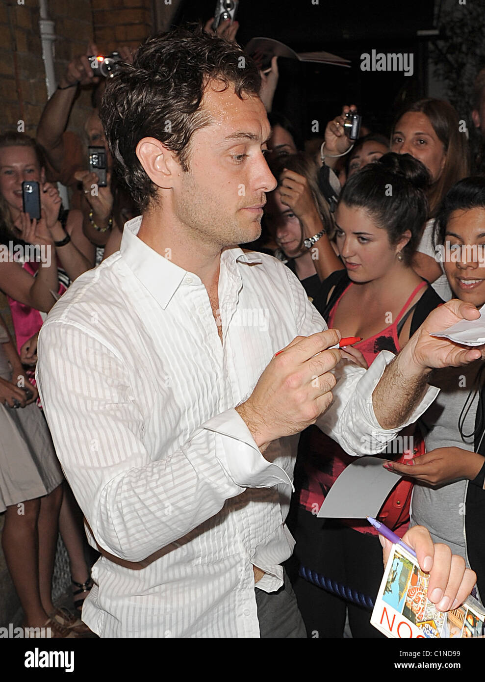 Jude Law is swamped by a huge number of fans wanting his picture and ...